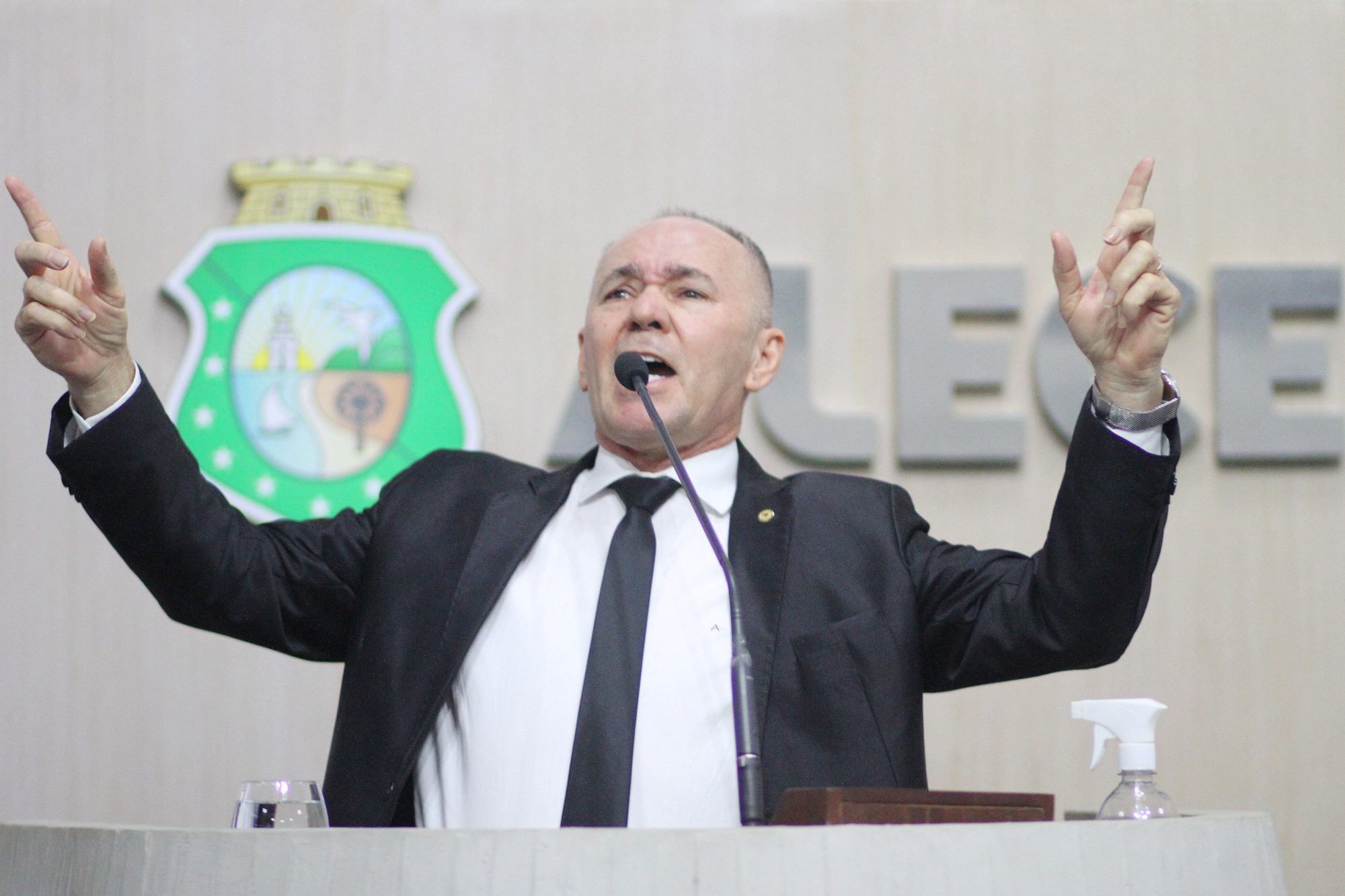 Pastor Alcides lamenta decisão da Justiça contra André Fernandes, seu ...